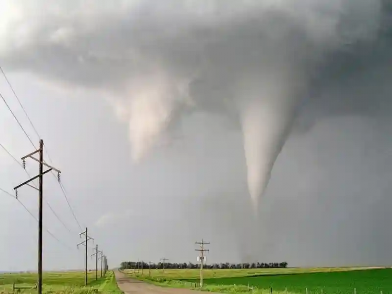All Warning Signs Of A Tornado Explained [With Examples]